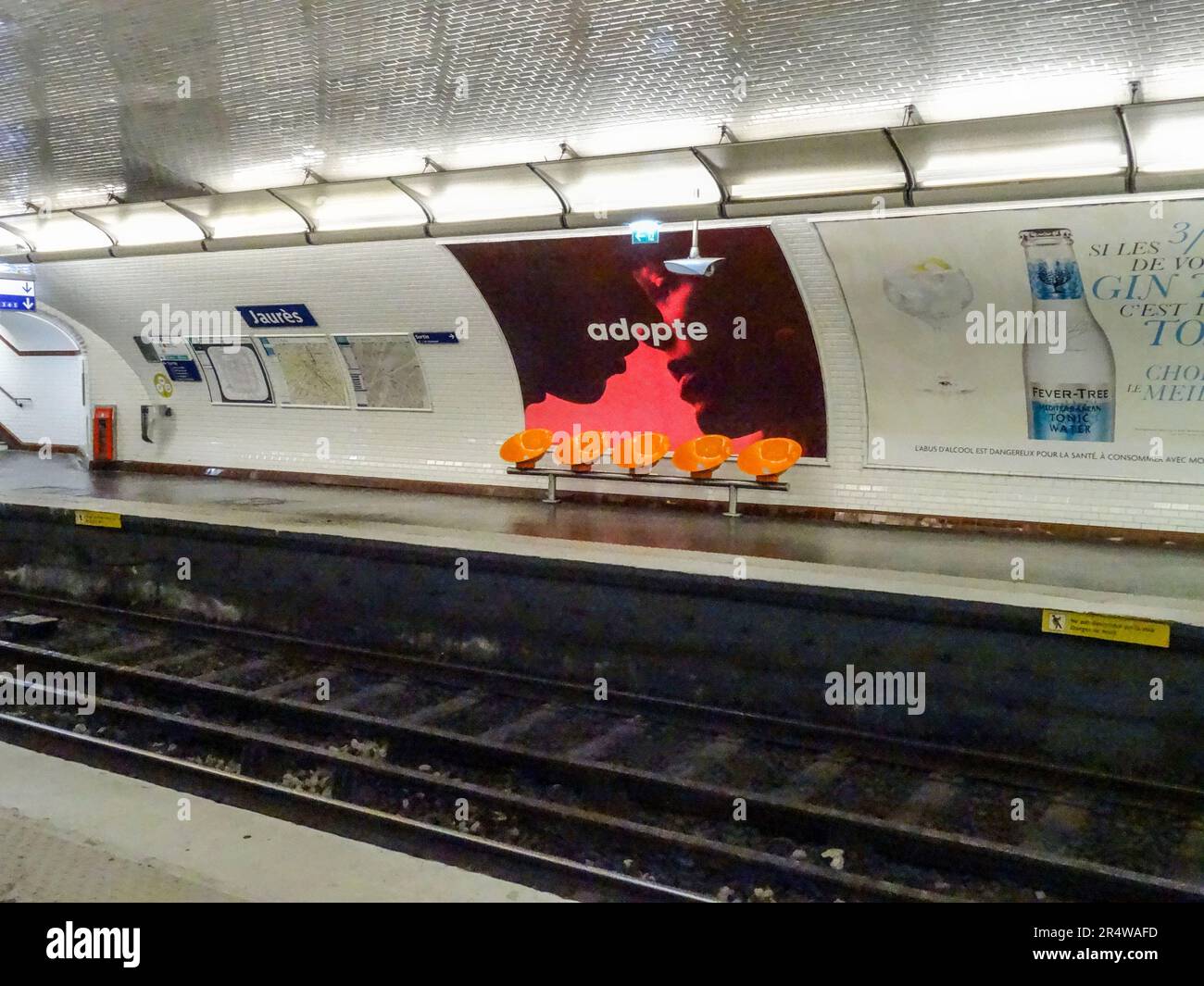 Stunningly beautiful Abbesses (Paris Métro), public transportation ...