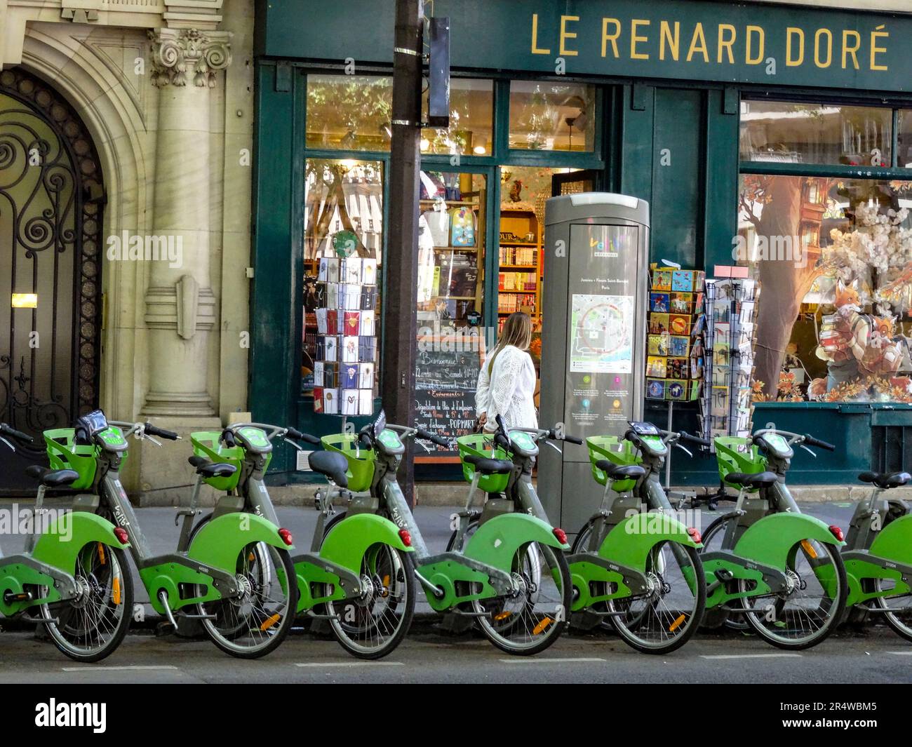 Spring in Paris, France, Europe. Street scenes from a sightseeing ...