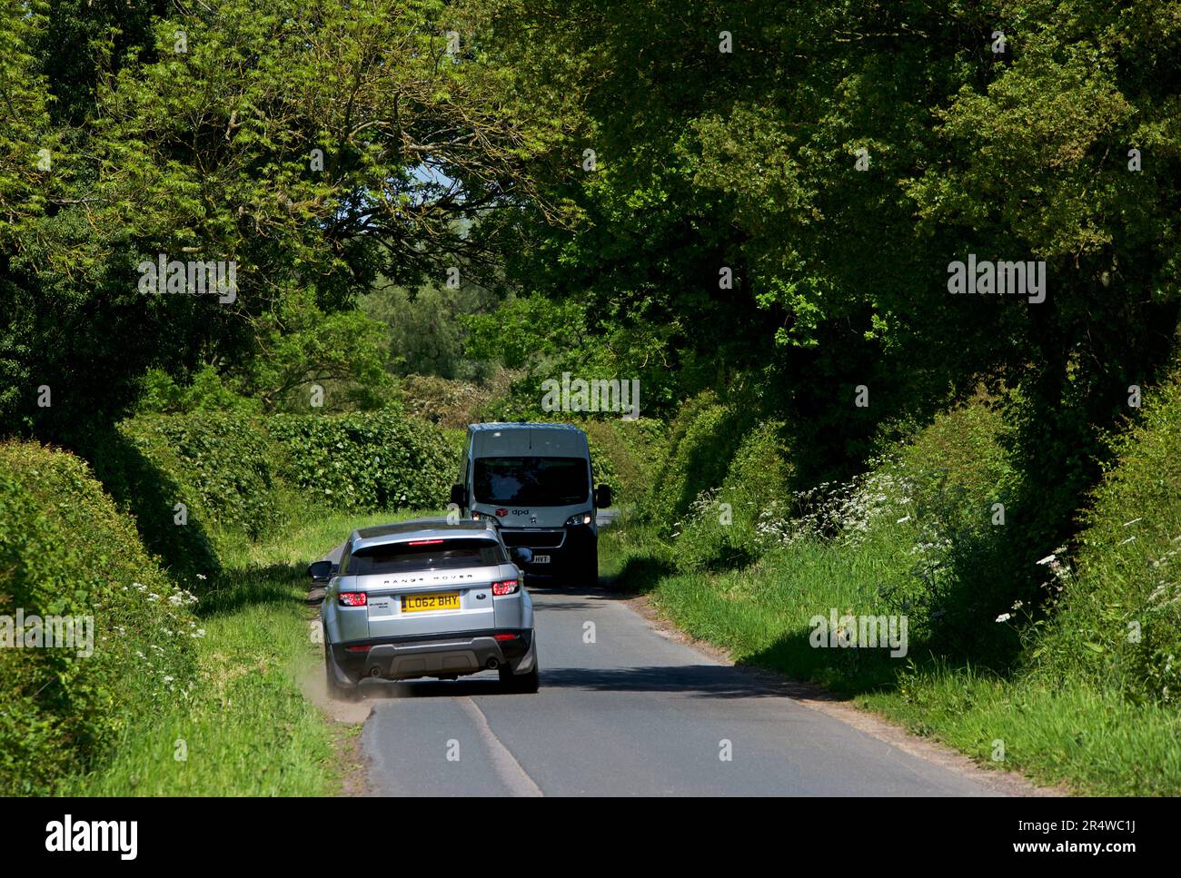 Range Rover passing DPD delivery van on single track Breighton Road ...
