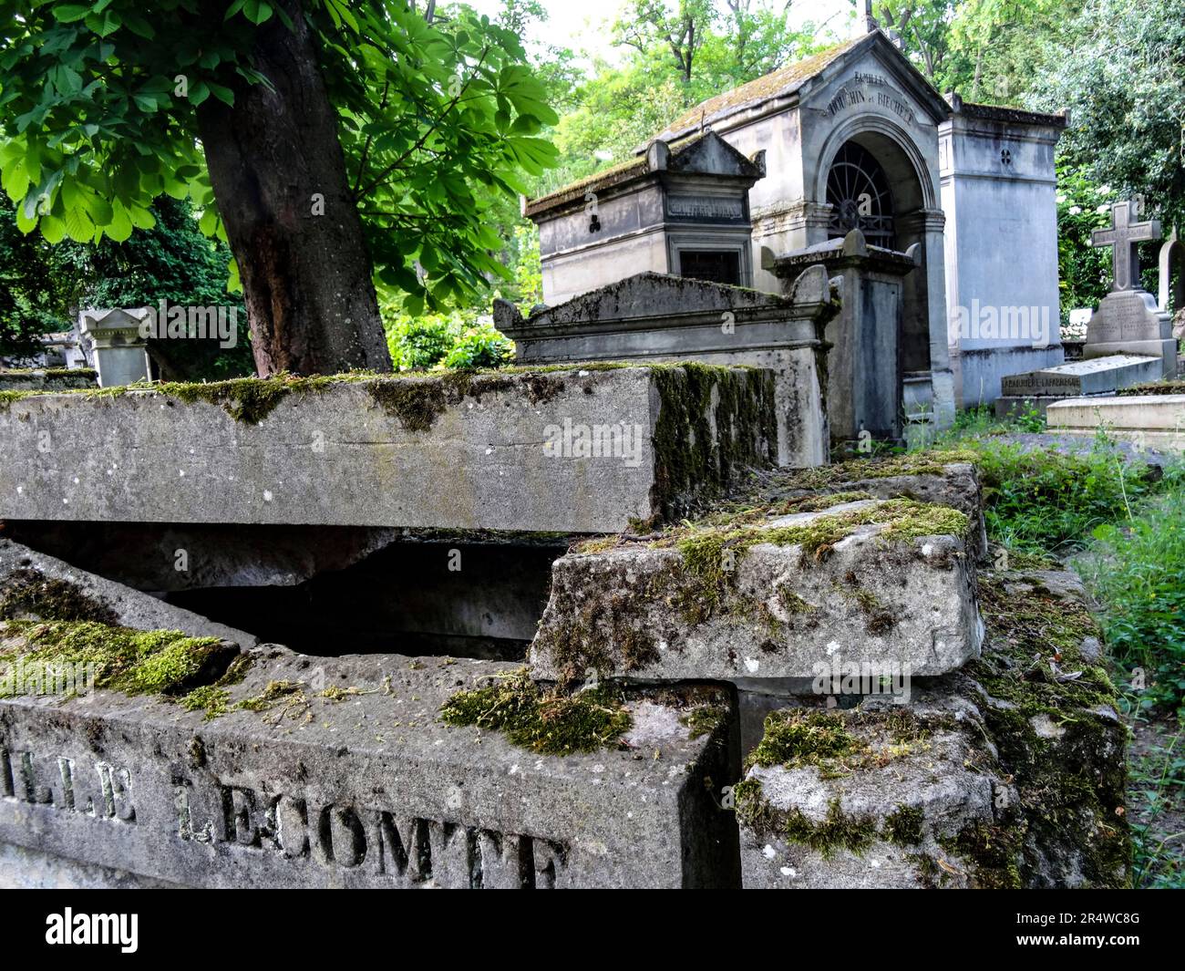 High resolution views of the fabalous historic Père Lachaise, Cemetery ...