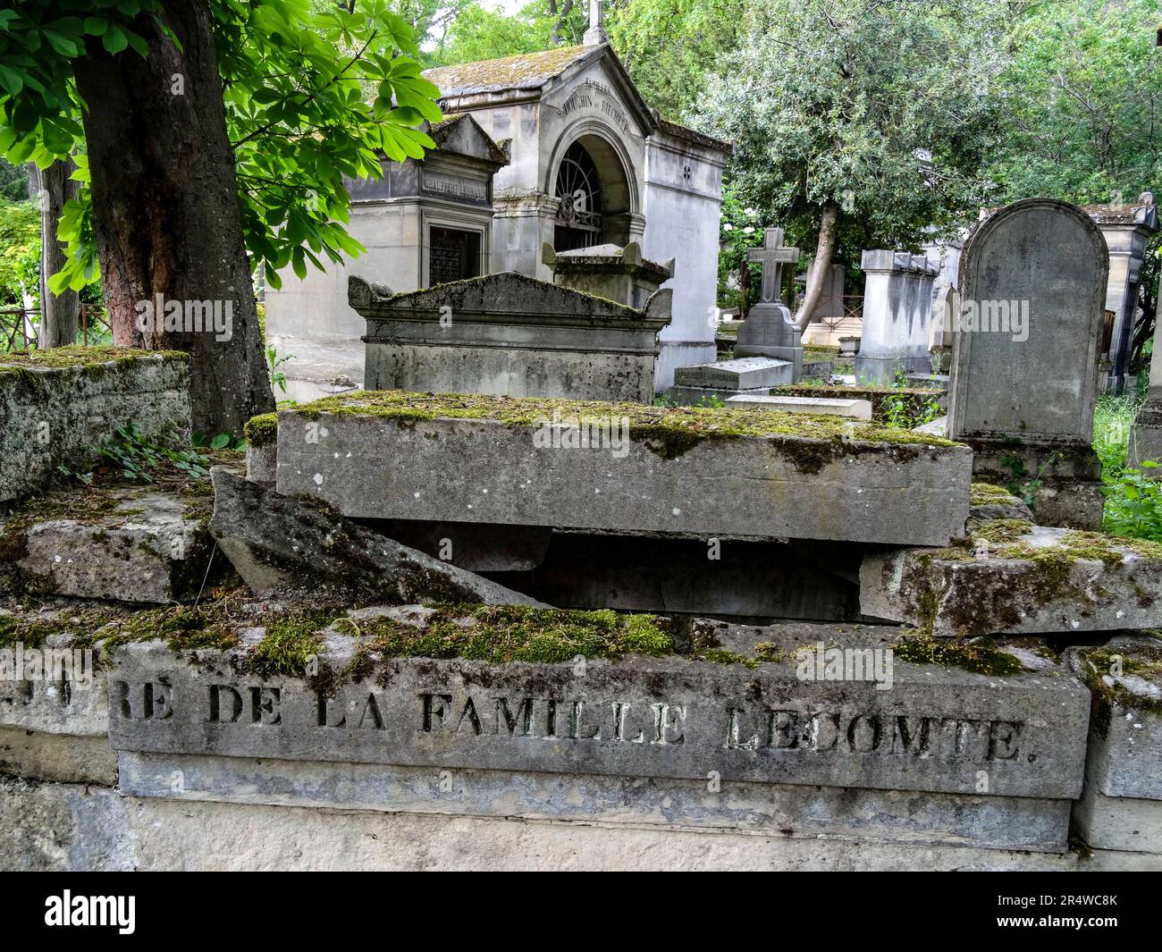 High resolution views of the fabalous historic Père Lachaise, Cemetery ...