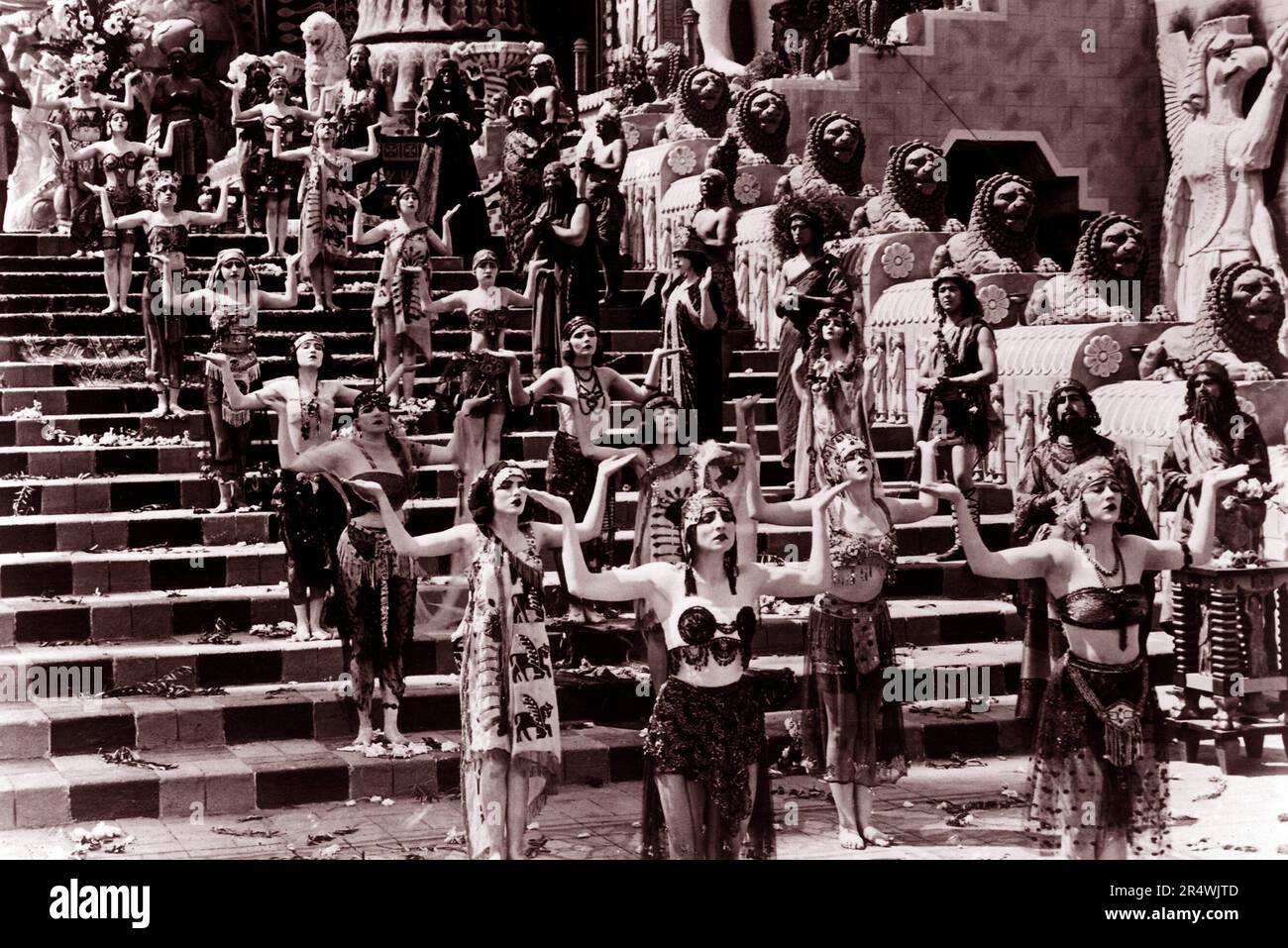 D.w. griffith intolerance (1916) hi-res stock photography and images ...