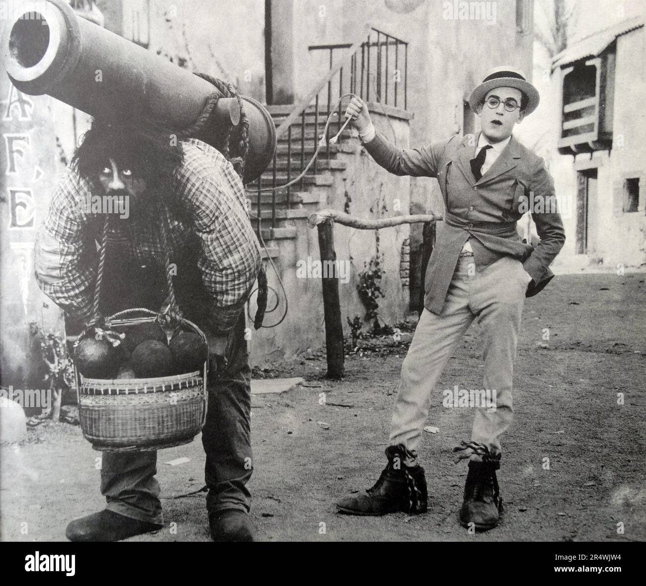 Harold Lloyd and john Aasen (Giant) in 'why worry' a 1923 American comedy silent film Stock ...