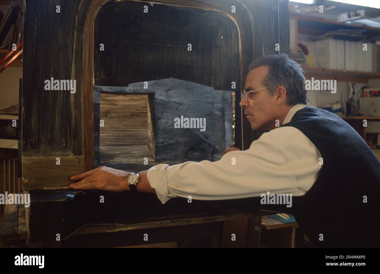 Roberto Platé, Argentinean artist and scenographer, at home in Paris ...