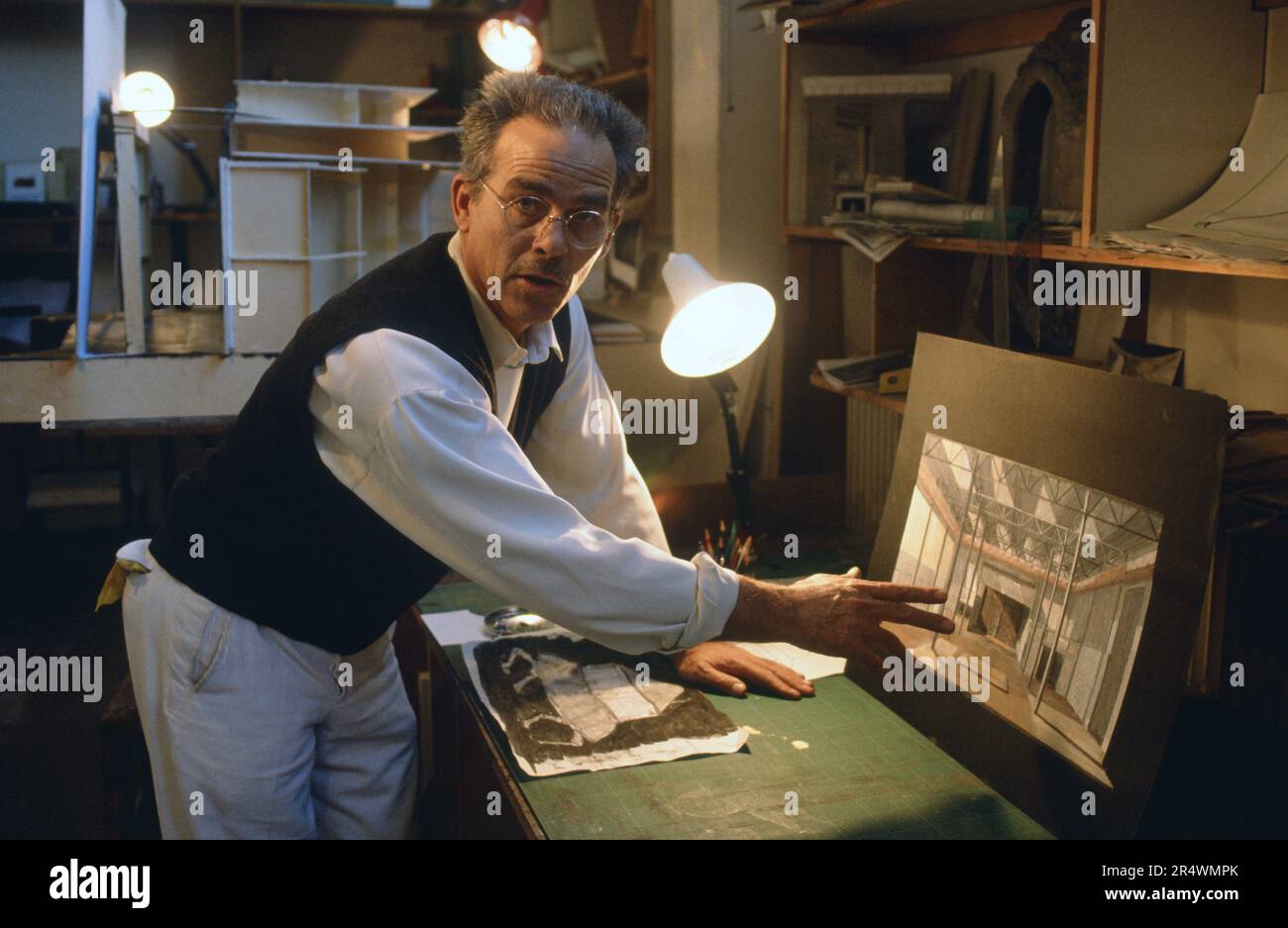 Roberto Platé, Argentinean artist and scenographer, at home in Paris ...