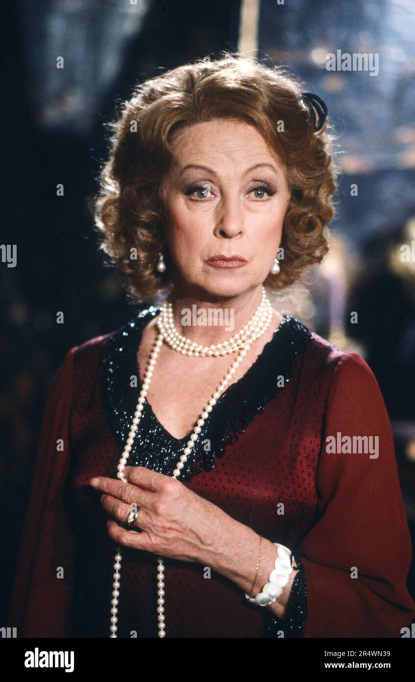 Danielle Darrieux in the TV film "La dame aux mille et une vies ...