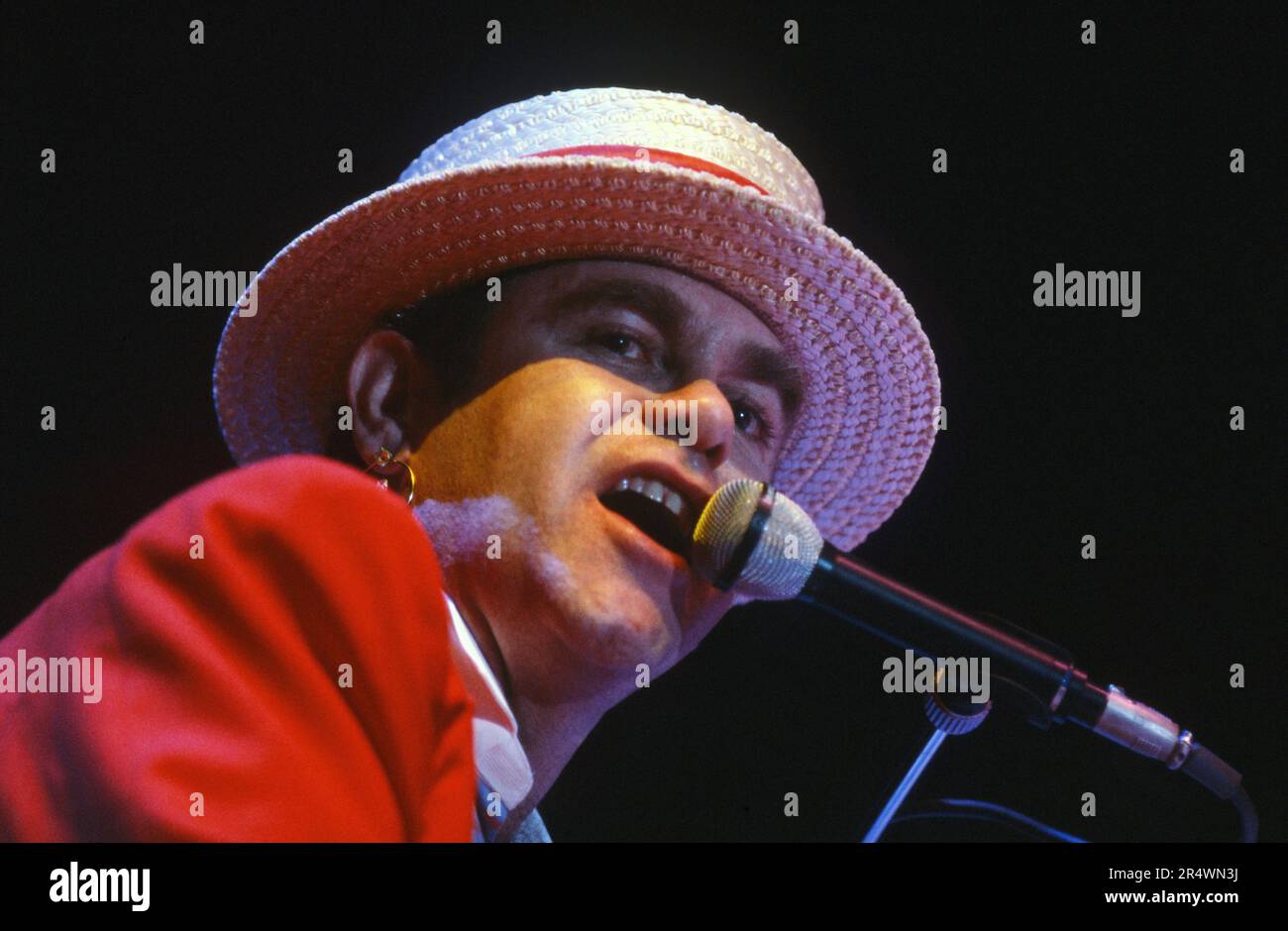 Elton john concert 1980s hi-res stock photography and images - Alamy