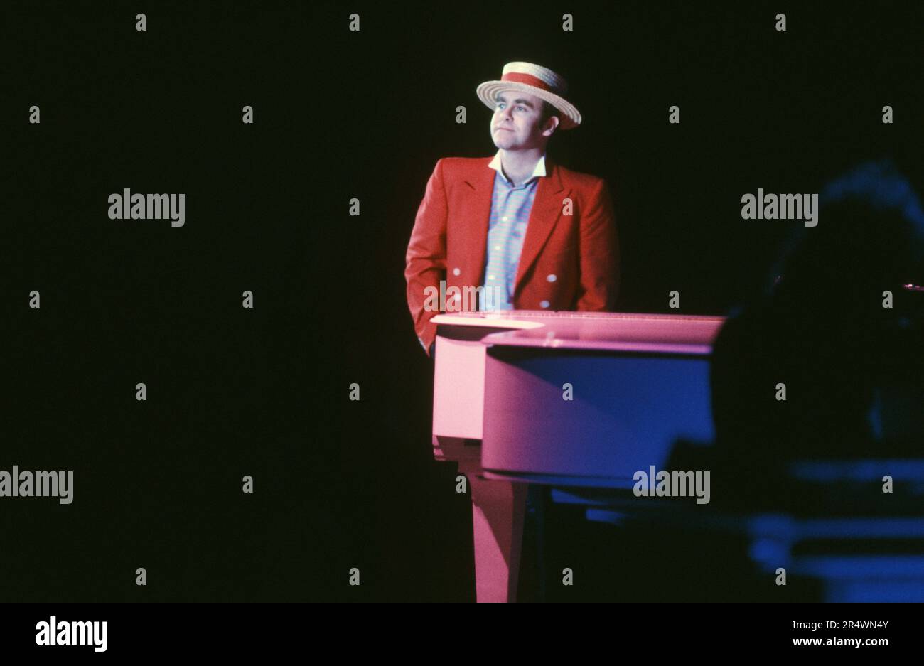 Elton john concert 1980s hi-res stock photography and images - Alamy