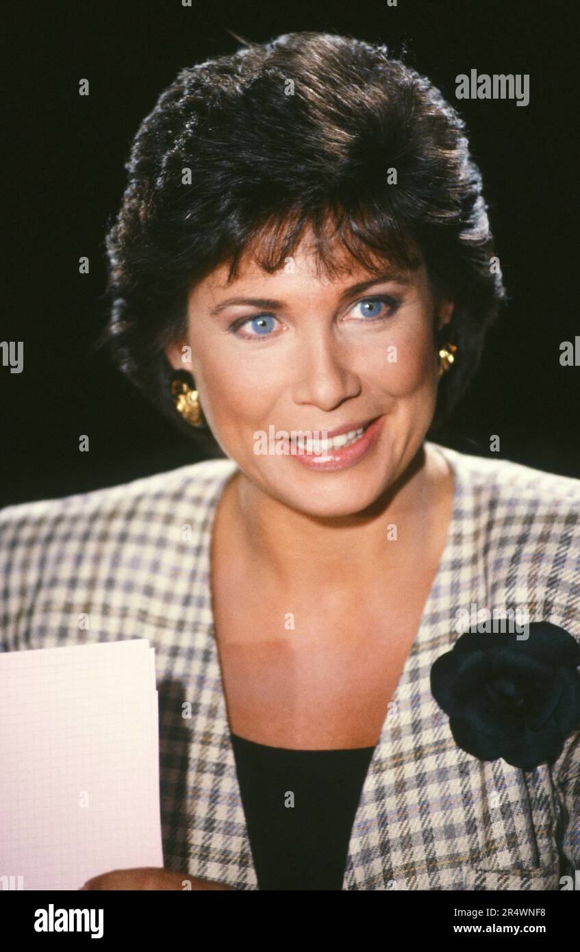French journalist Anne Sinclair presenting her political programme "7 ...