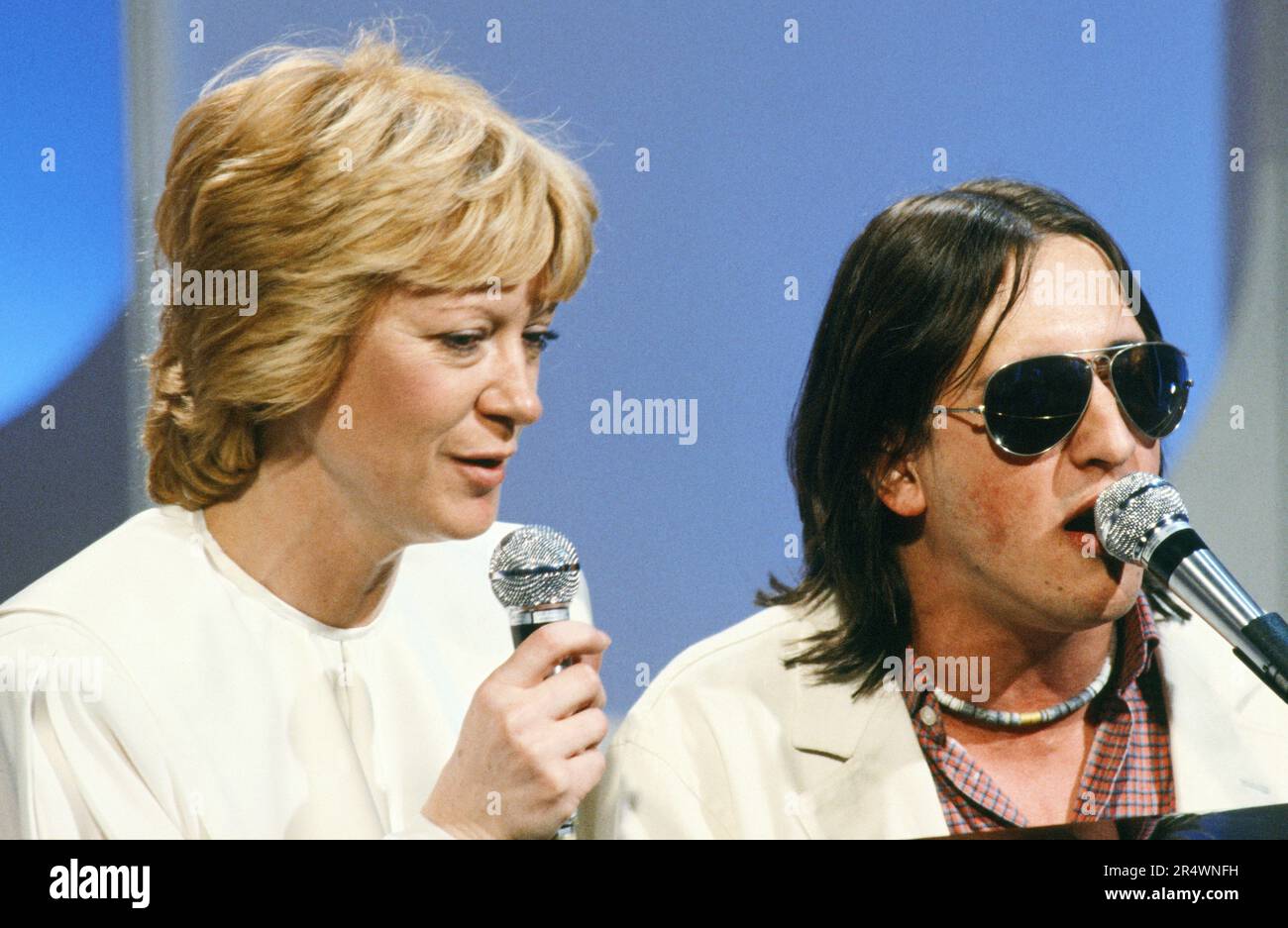 French singers Alice Dona and Gilbert Montagné on the set of the TF1 ...