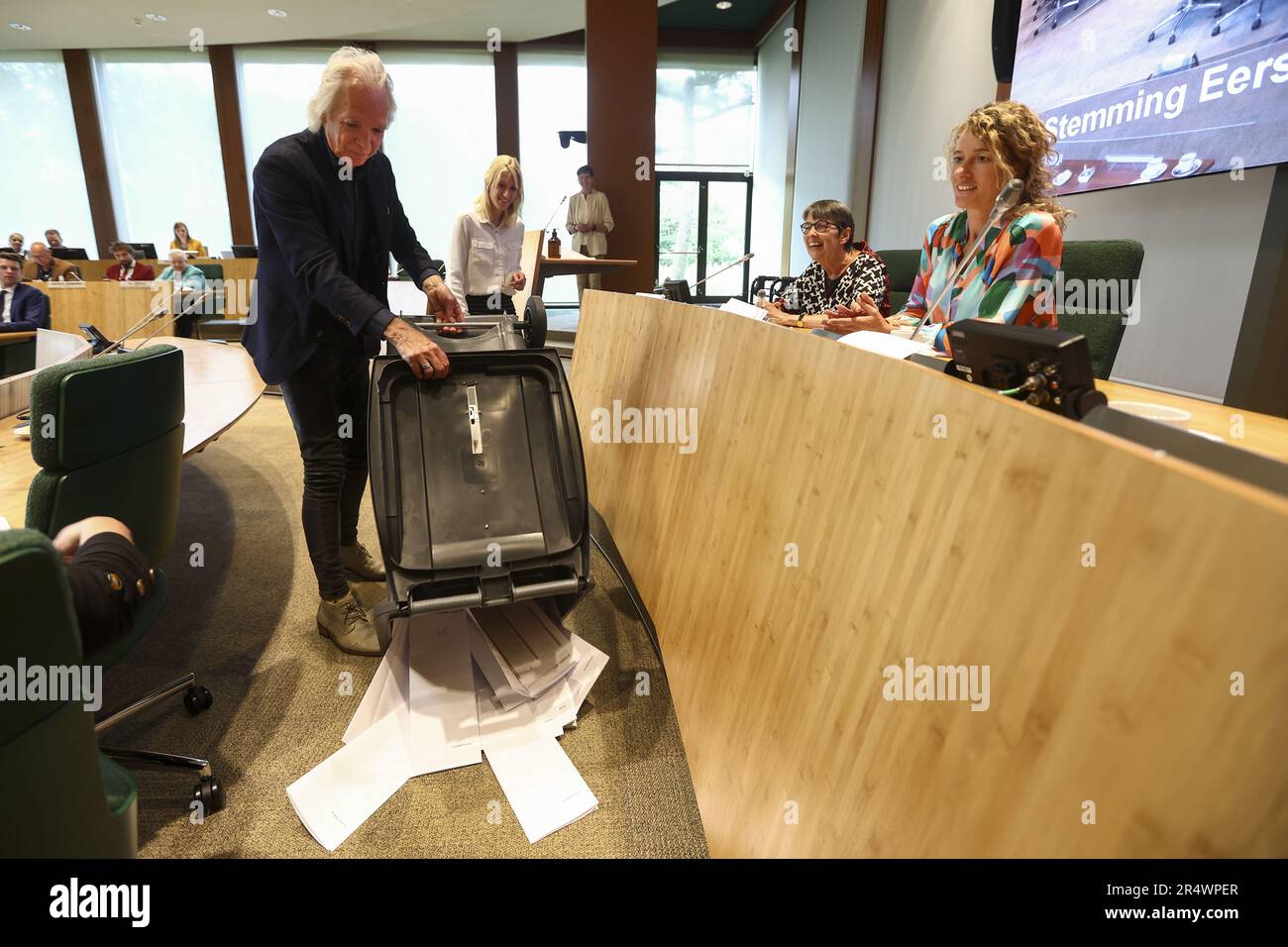 ASSEN - Member of Parliament Hendrikus Loof (PvdA) is allowed to empty ...