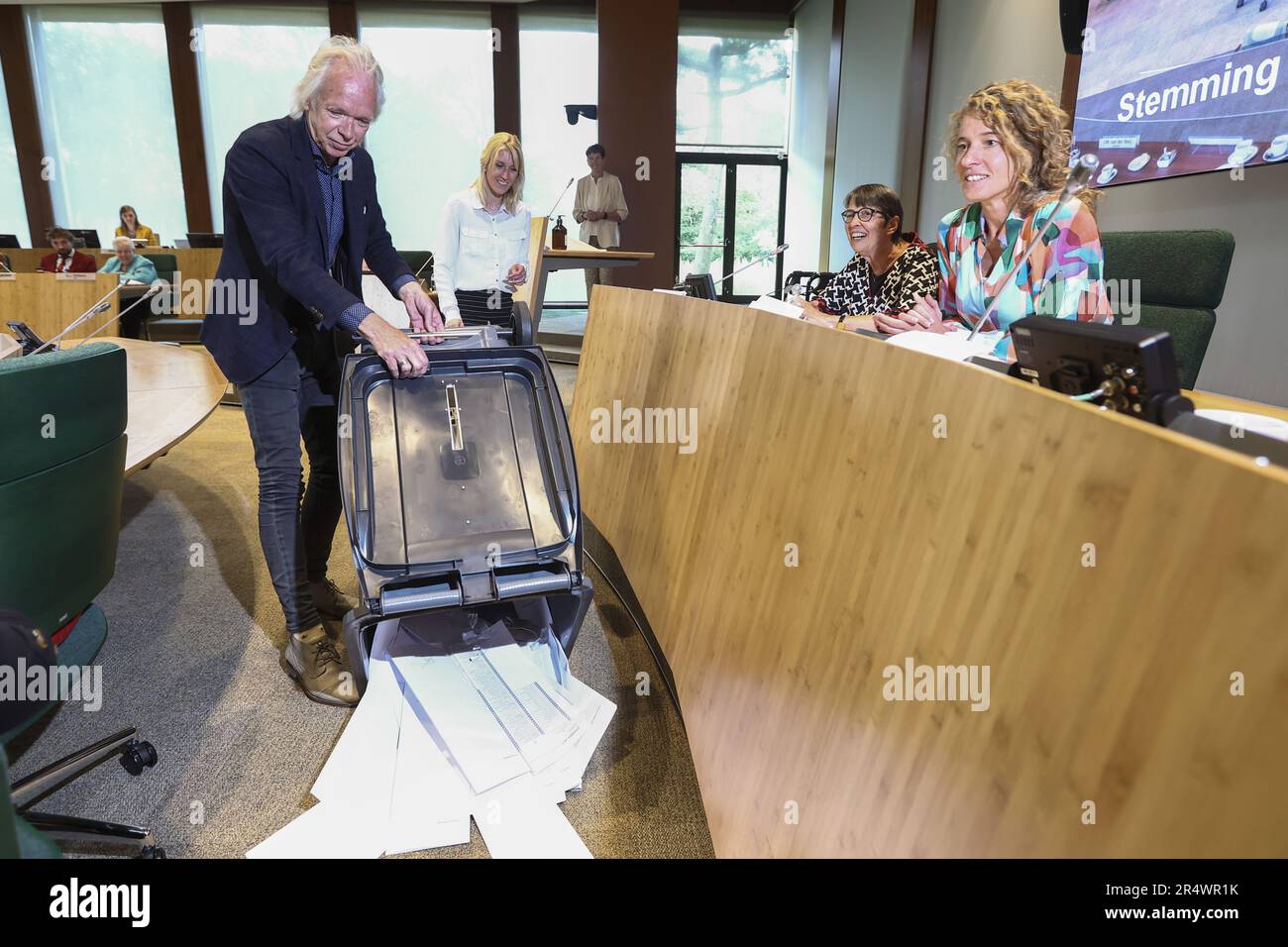 Women voting first ballot hi-res stock photography and images - Alamy