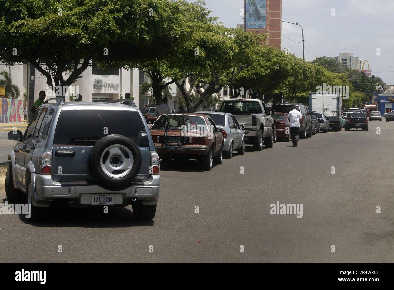 Venezuelans get up early and line up in long lines, for eight and 12 ...