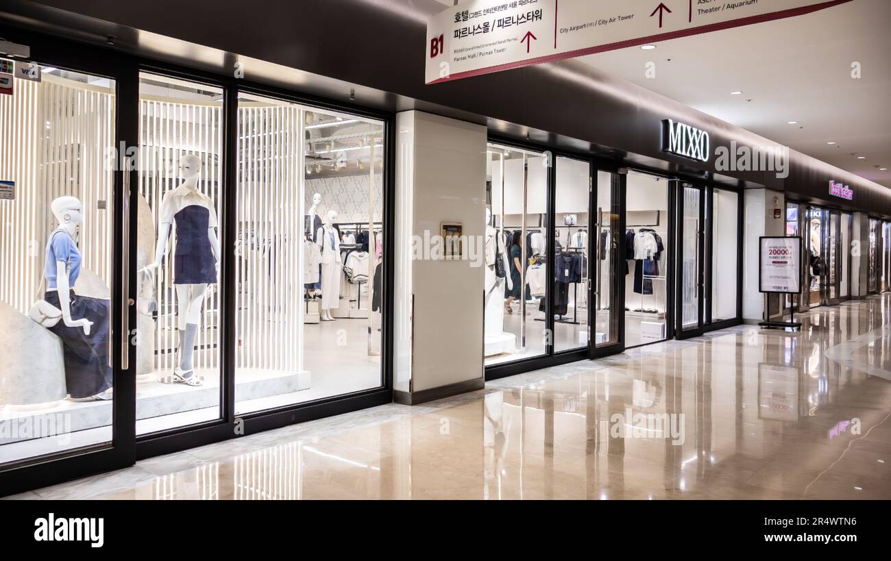 Mall amenities hi-res stock photography and images - Alamy