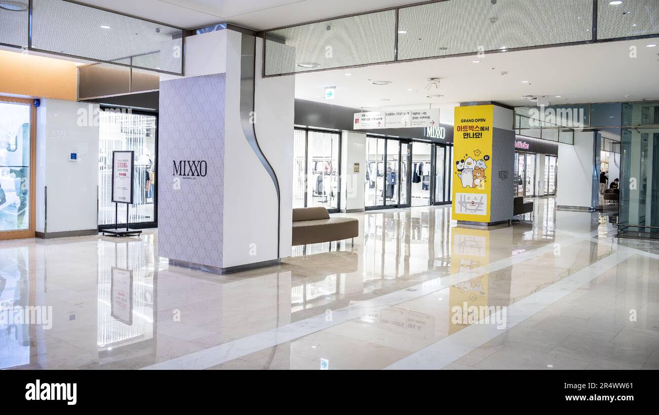 Shopping center facilities hi-res stock photography and images - Alamy