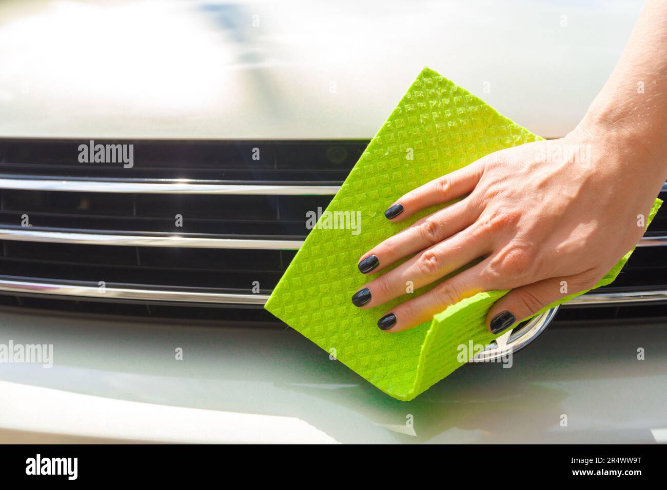 Hand with microfiber cloth cleaning car Stock Photo - Alamy