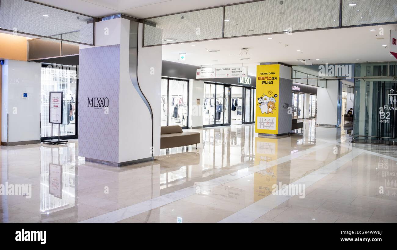 Shopping center amenities hi-res stock photography and images - Alamy