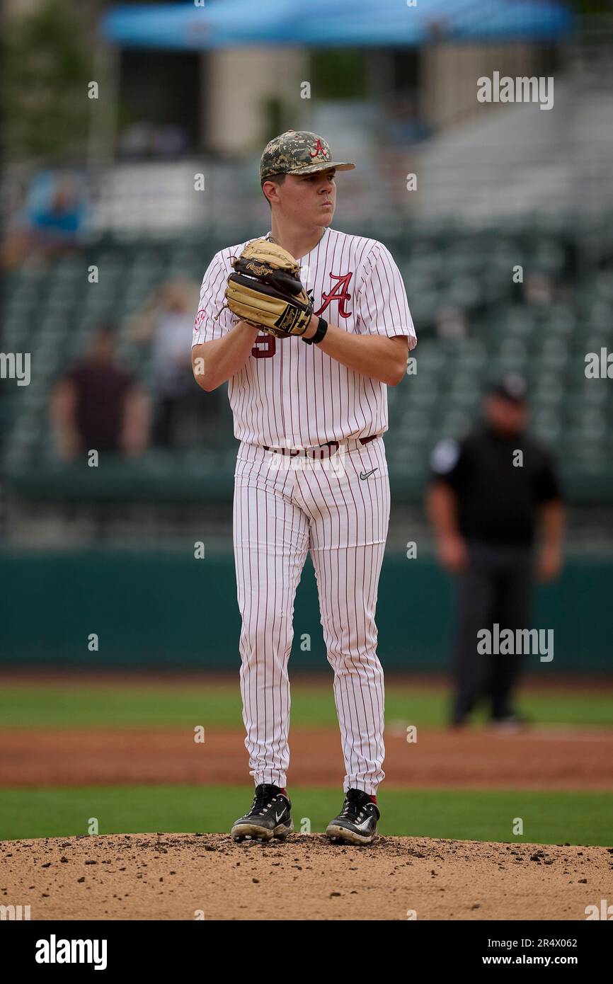 Alabama Crimson Tide pitcher Garrett McMillan (39) during an NCAA ...