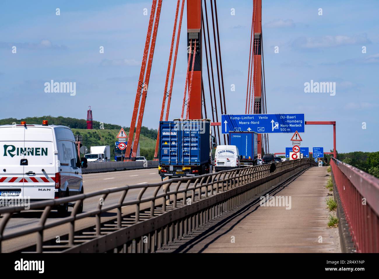 The motorway bridge between Duisburg-Baerl and Duisburg-Beeckerwerth ...