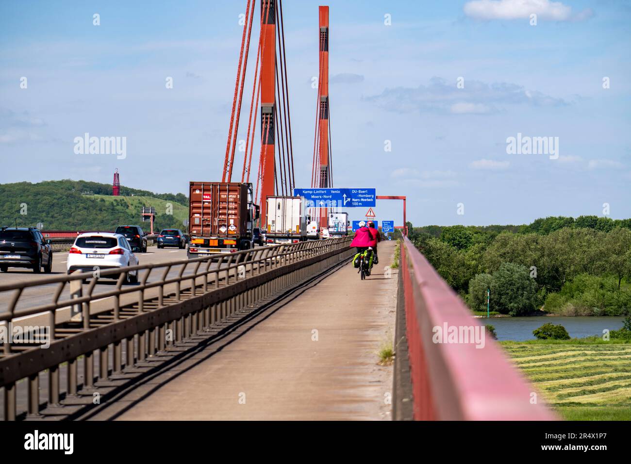 The motorway bridge between Duisburg-Baerl and Duisburg-Beeckerwerth ...