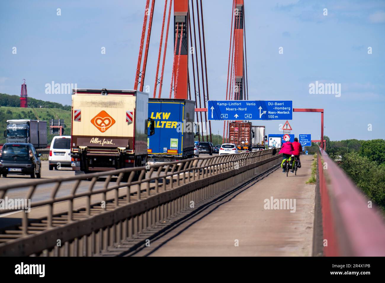 The motorway bridge between Duisburg-Baerl and Duisburg-Beeckerwerth ...