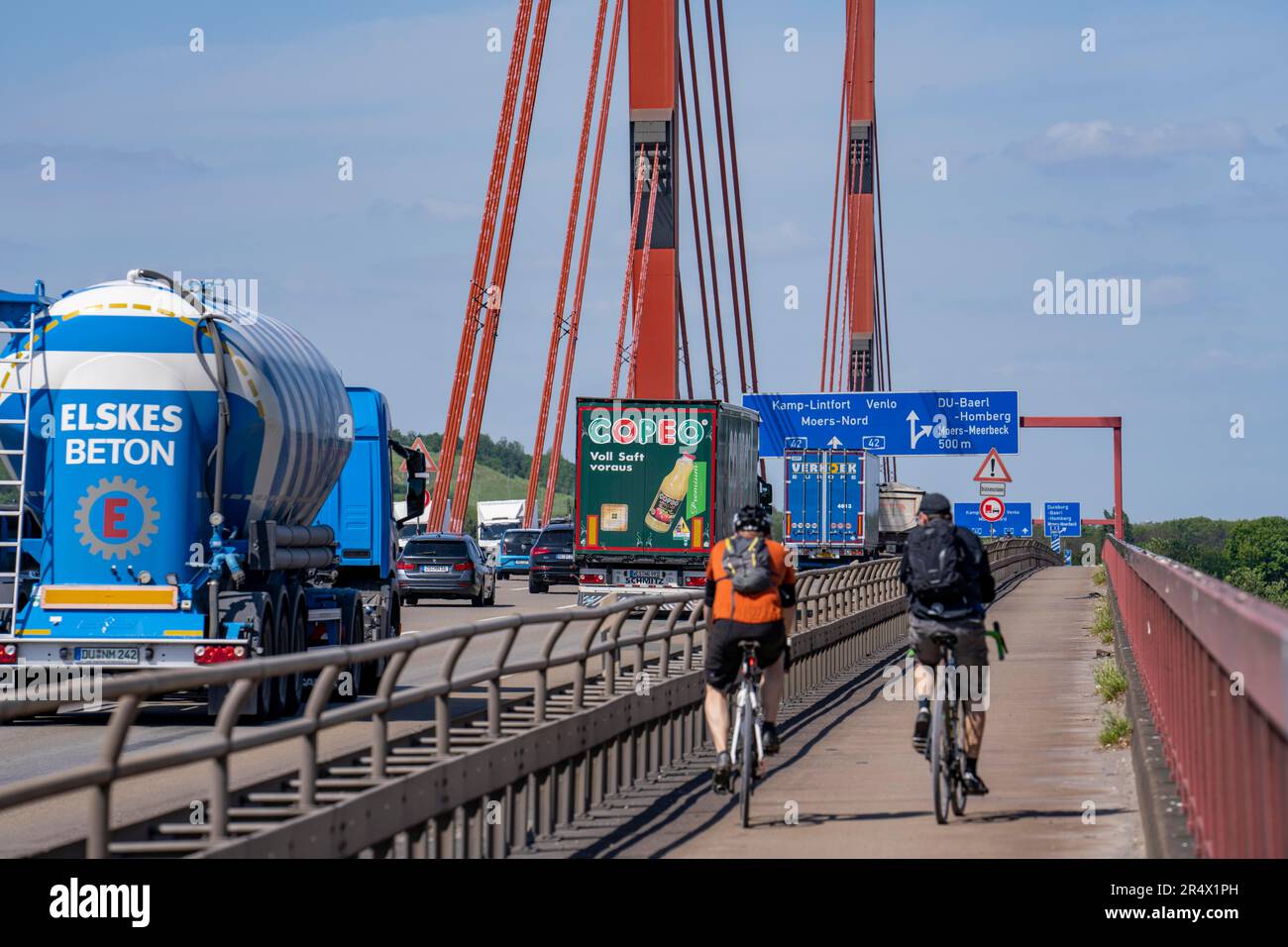 The motorway bridge between Duisburg-Baerl and Duisburg-Beeckerwerth ...