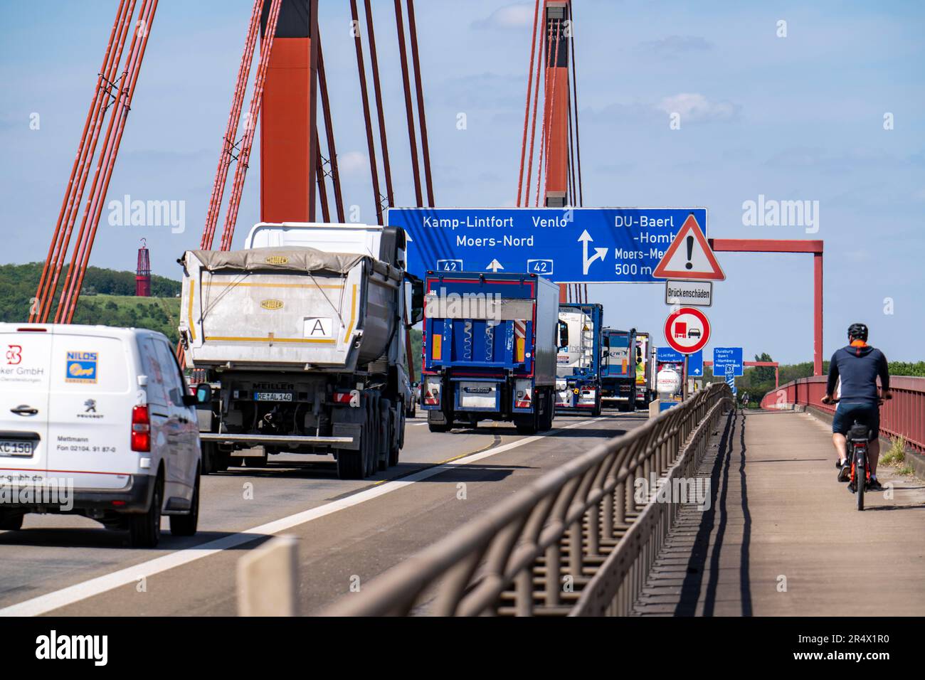 The motorway bridge between Duisburg-Baerl and Duisburg-Beeckerwerth ...