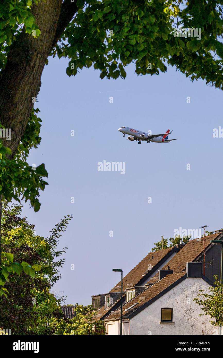 Entry lane over residential areas at Düsseldorf Airport Stock Photo - Alamy