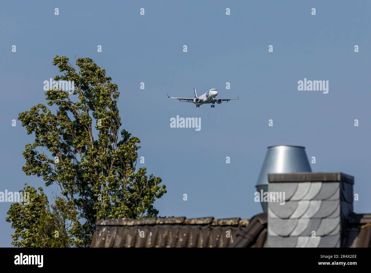 Entry lane over residential areas at Düsseldorf Airport Stock Photo - Alamy