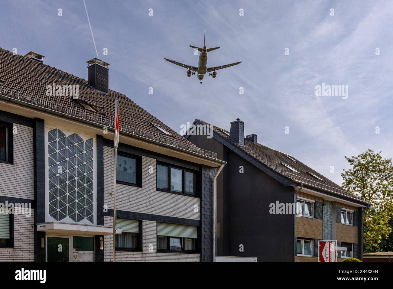 Entry lane over residential areas at Düsseldorf Airport Stock Photo - Alamy