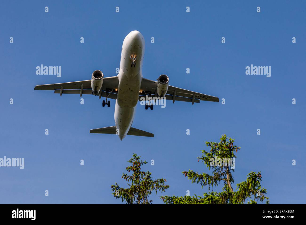 Entry lane over residential areas at Düsseldorf Airport Stock Photo - Alamy