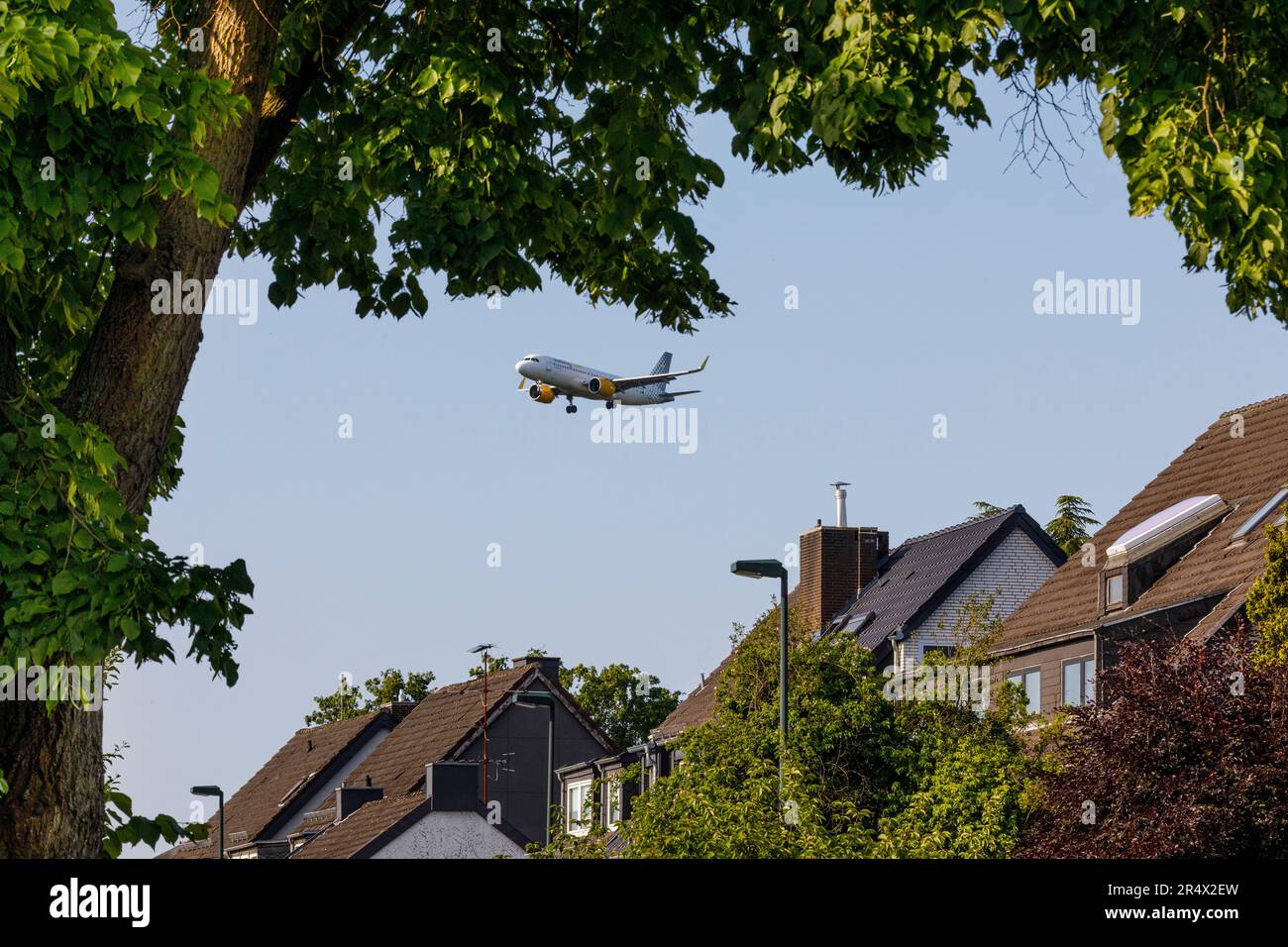 Entry lane over residential areas at Düsseldorf Airport Stock Photo - Alamy