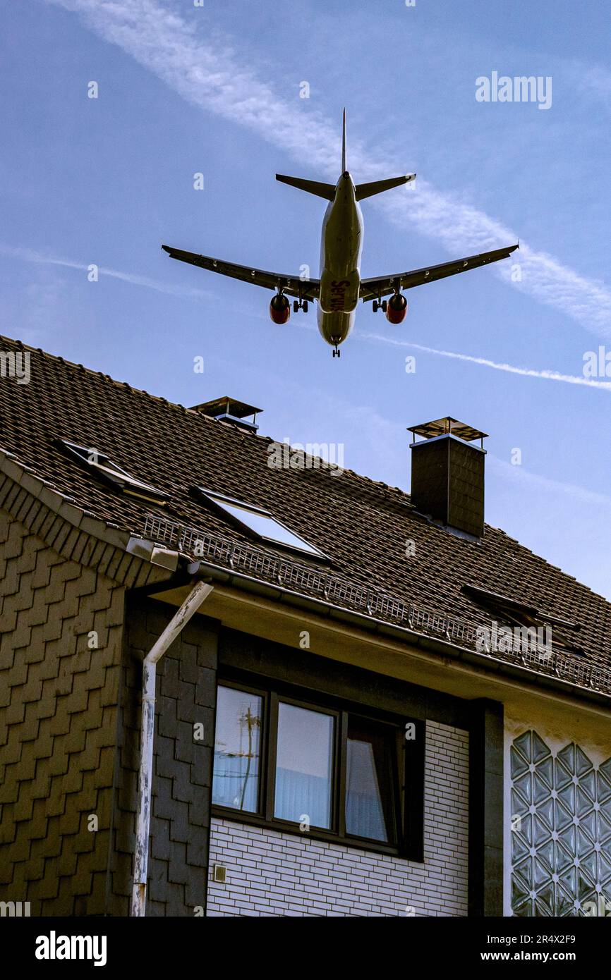 Entry lane over residential areas at Düsseldorf Airport Stock Photo - Alamy