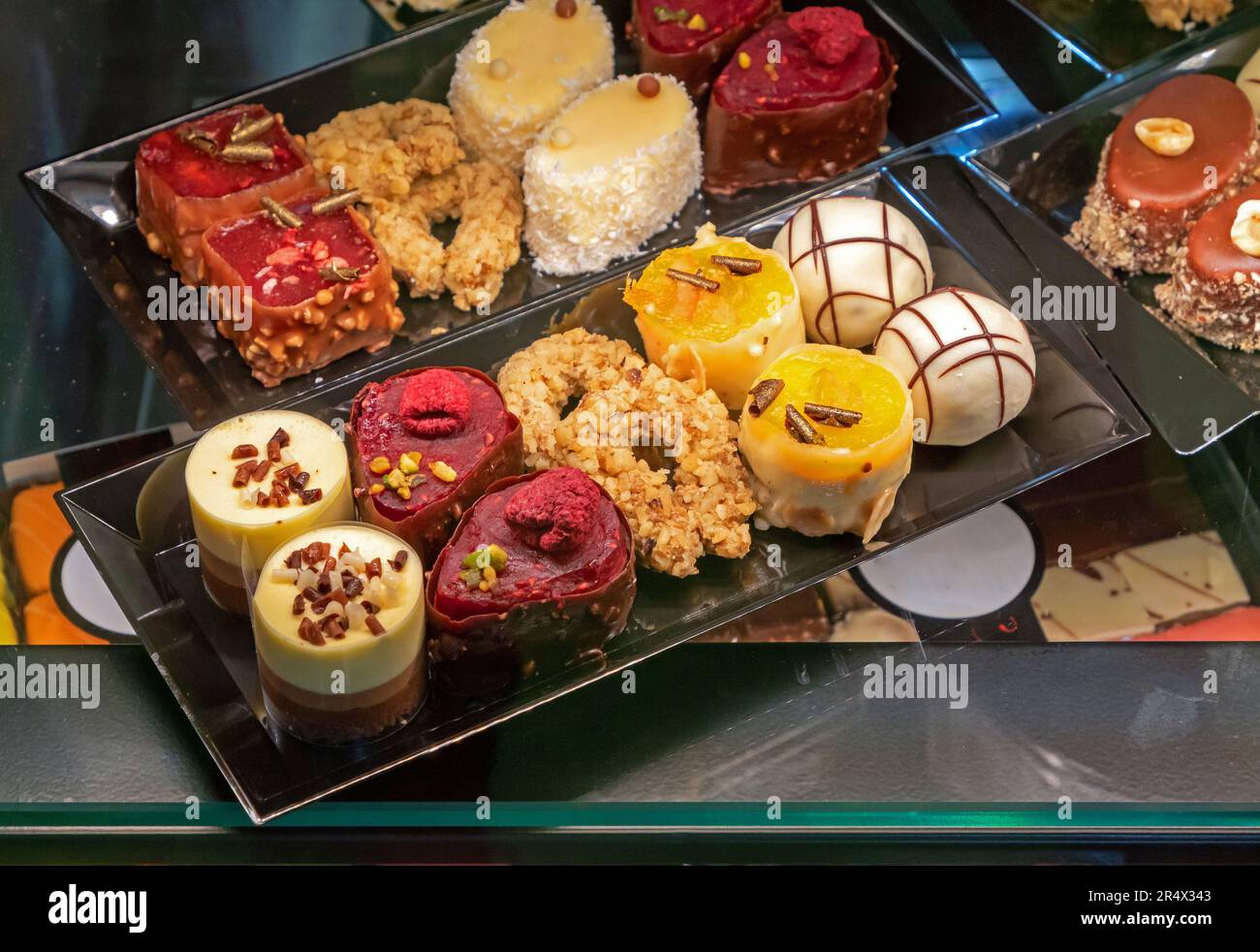 Cake decoration shelf hi-res stock photography and images - Alamy