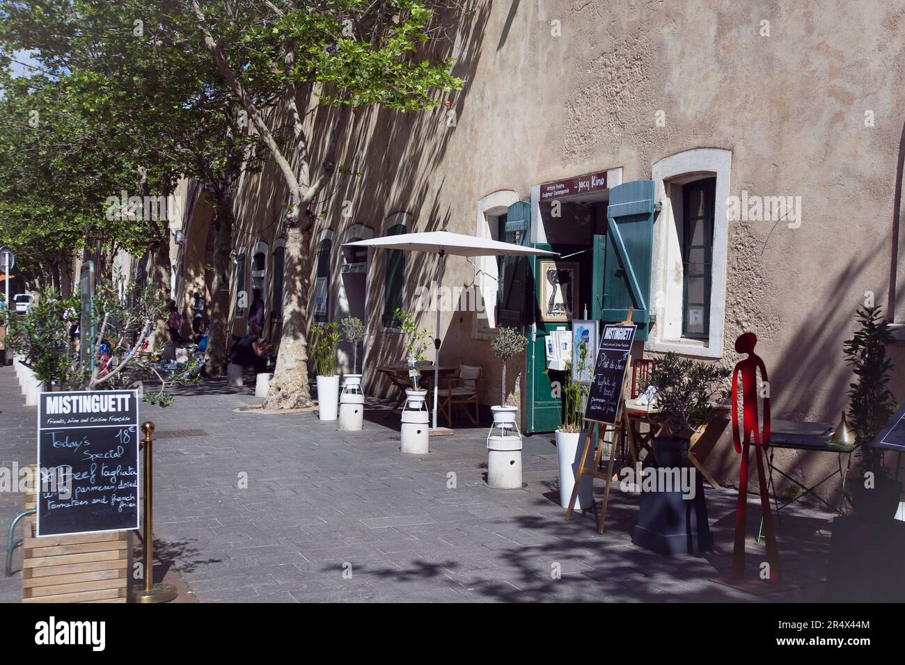 France, Provence-Alpes-Cote d'Azur, Antibes, Art galleries in arches of ...