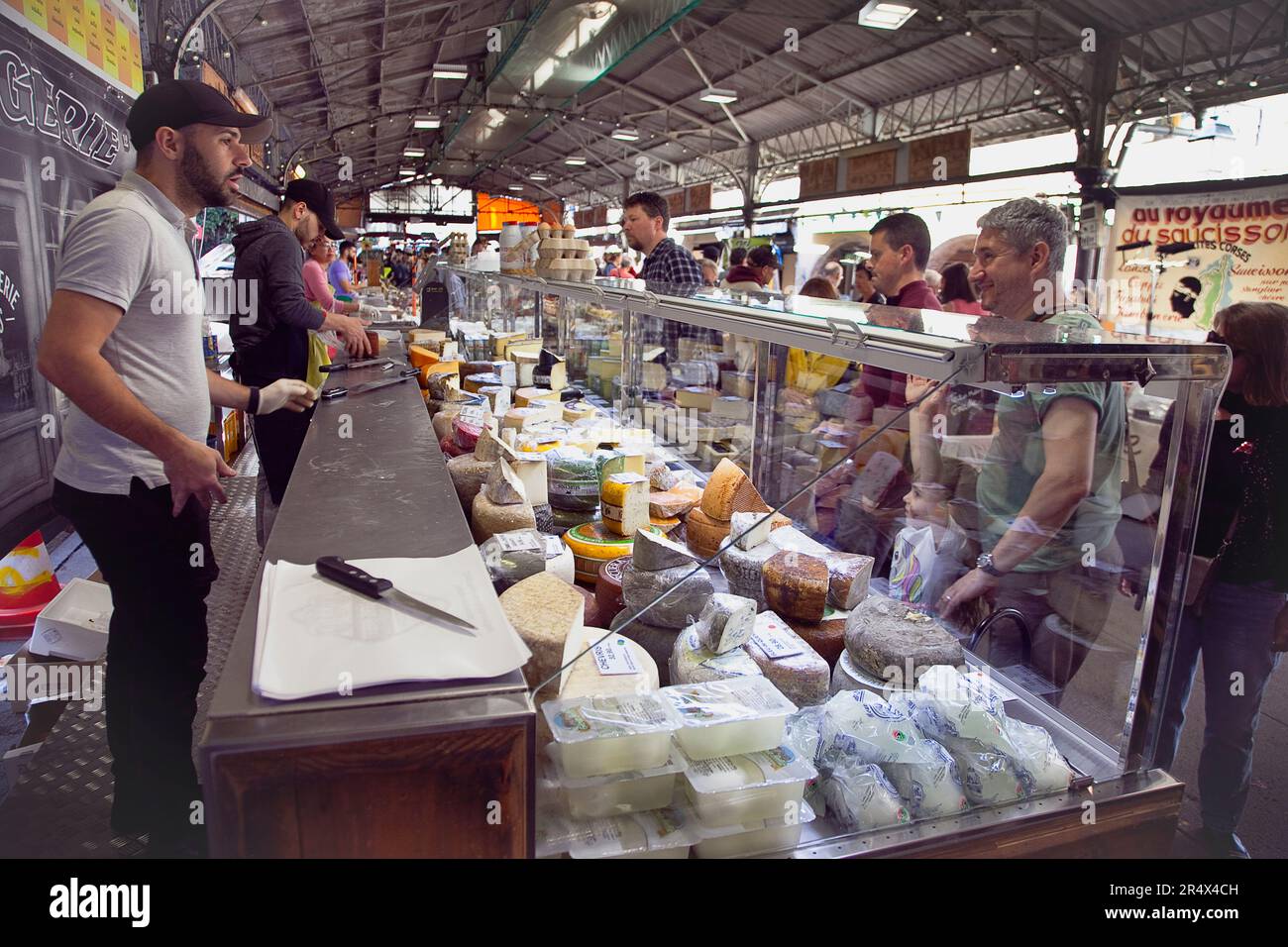 France market cheese tourists hi-res stock photography and images - Alamy