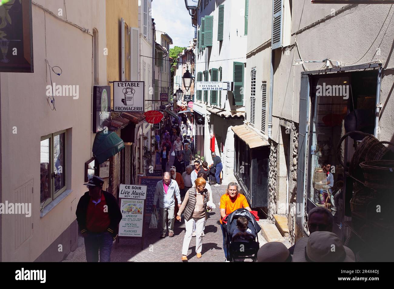 Shoppers and travellers hi-res stock photography and images - Alamy