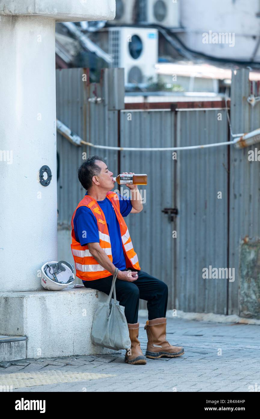 Construction worker drink water hi-res stock photography and images - Alamy
