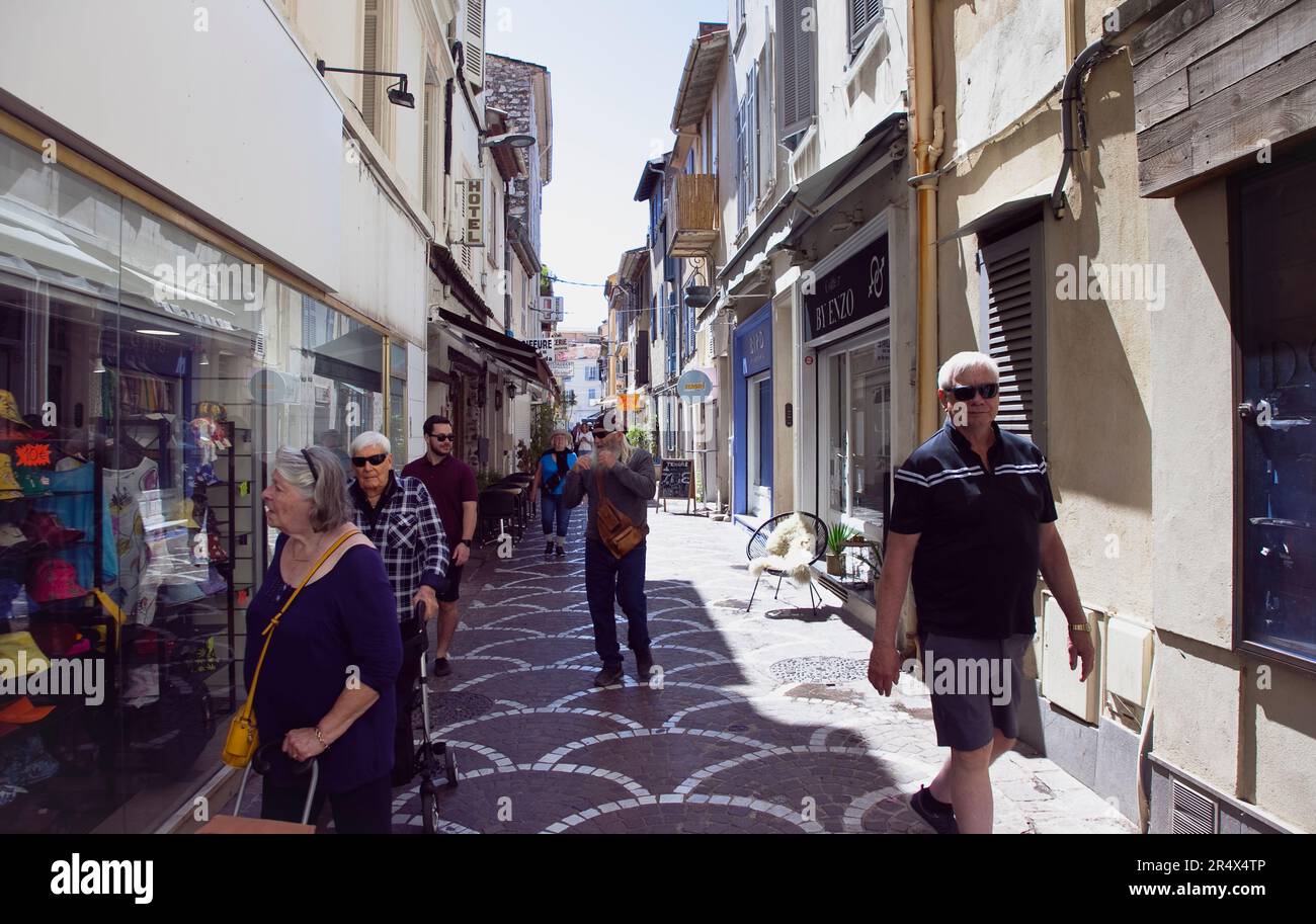 France, Provence-Alpes-Cote d'Azur, Antibes, Narrow side street in the ...