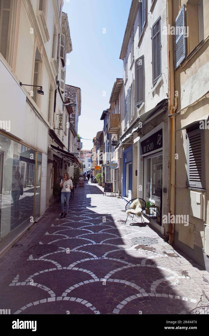 France, Provence-Alpes-Cote d'Azur, Antibes, Narrow side street in the ...