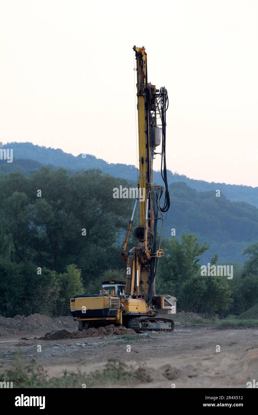 Large tall hydraulic crawler industrial water well drilling machine ...