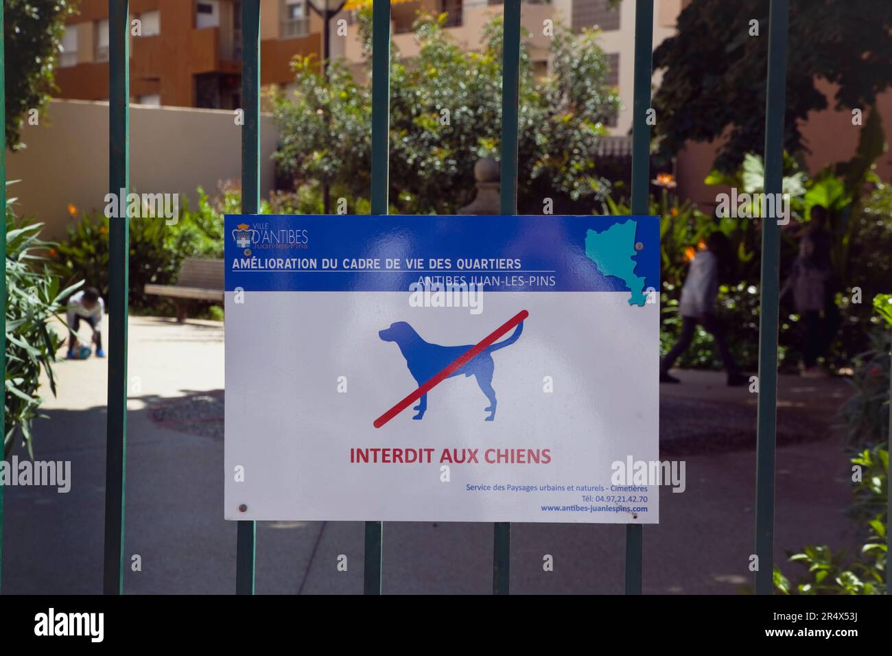 France, Provence-Alpes-Cote d'Azur, Antibes, No dogs allowed sign on ...