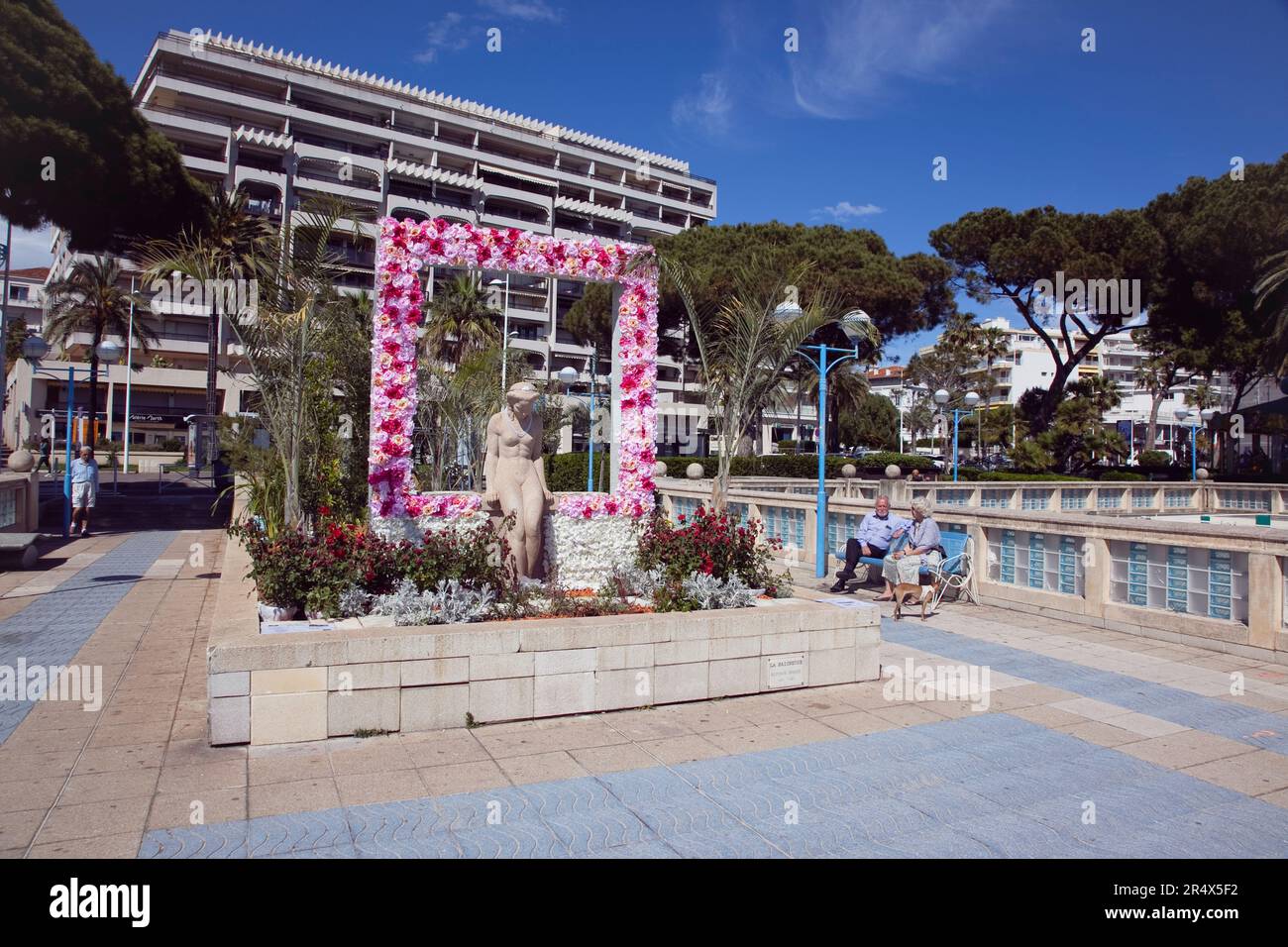 France, Provence-Alpes-Cote d'Azur, Antibes Juan-les-Pins, Statue ...