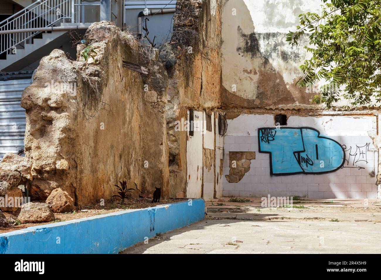 Havana, Cuba: graffiti in wall Stock Photo - Alamy
