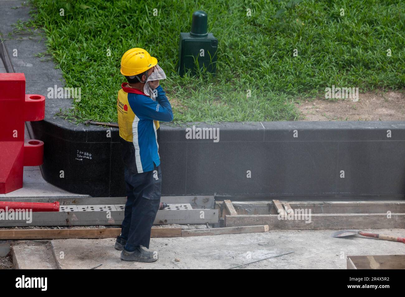 Construction worker drink water hi-res stock photography and images - Alamy