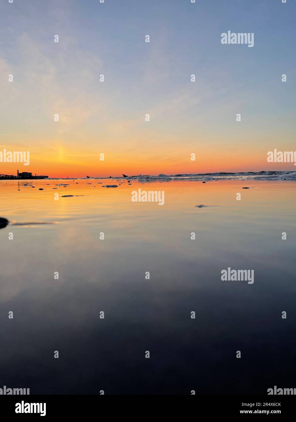 Ocean sunset reflection hi-res stock photography and images - Alamy