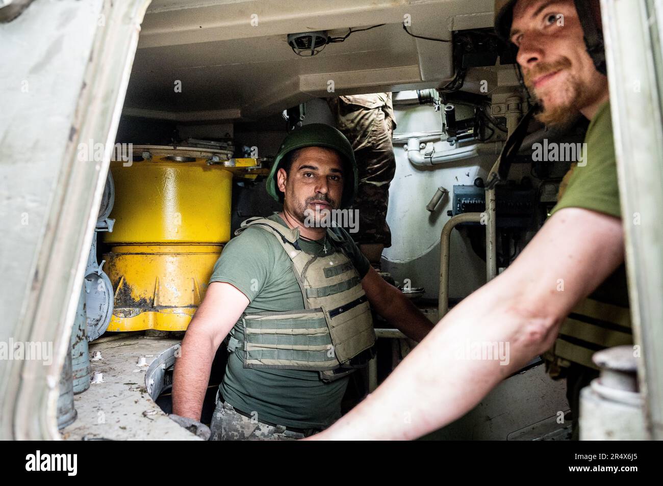 Ukraine. 29th May, 2023. Howitzer team members inside a 152mm self ...