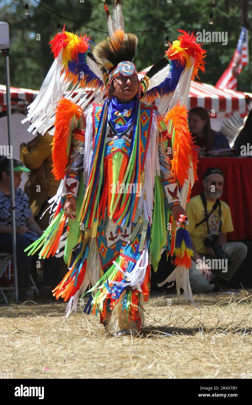 Native american gourd dance hi-res stock photography and images - Alamy