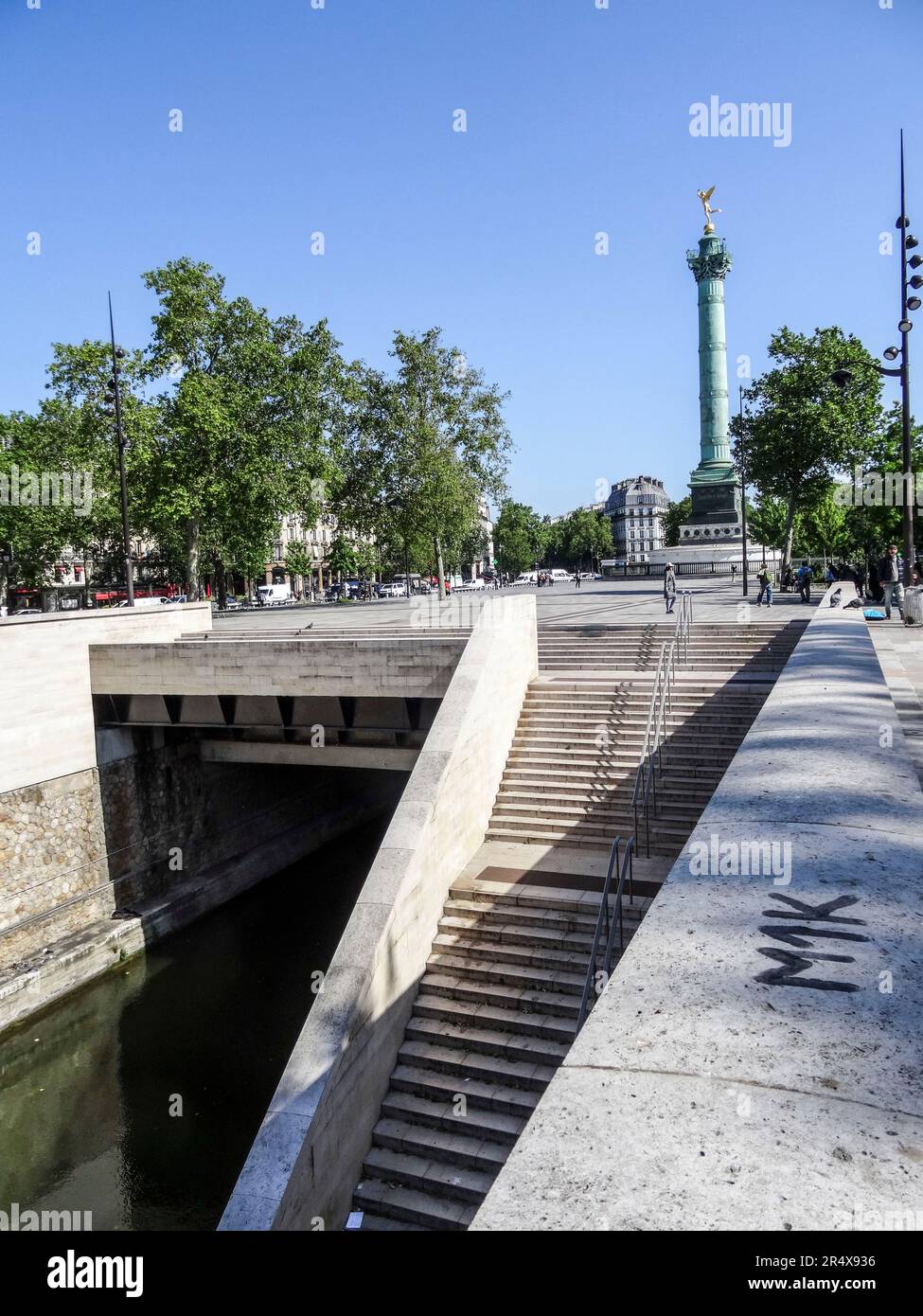 Spring in Paris, France, Europe. Street scenes from a sightseeing ...