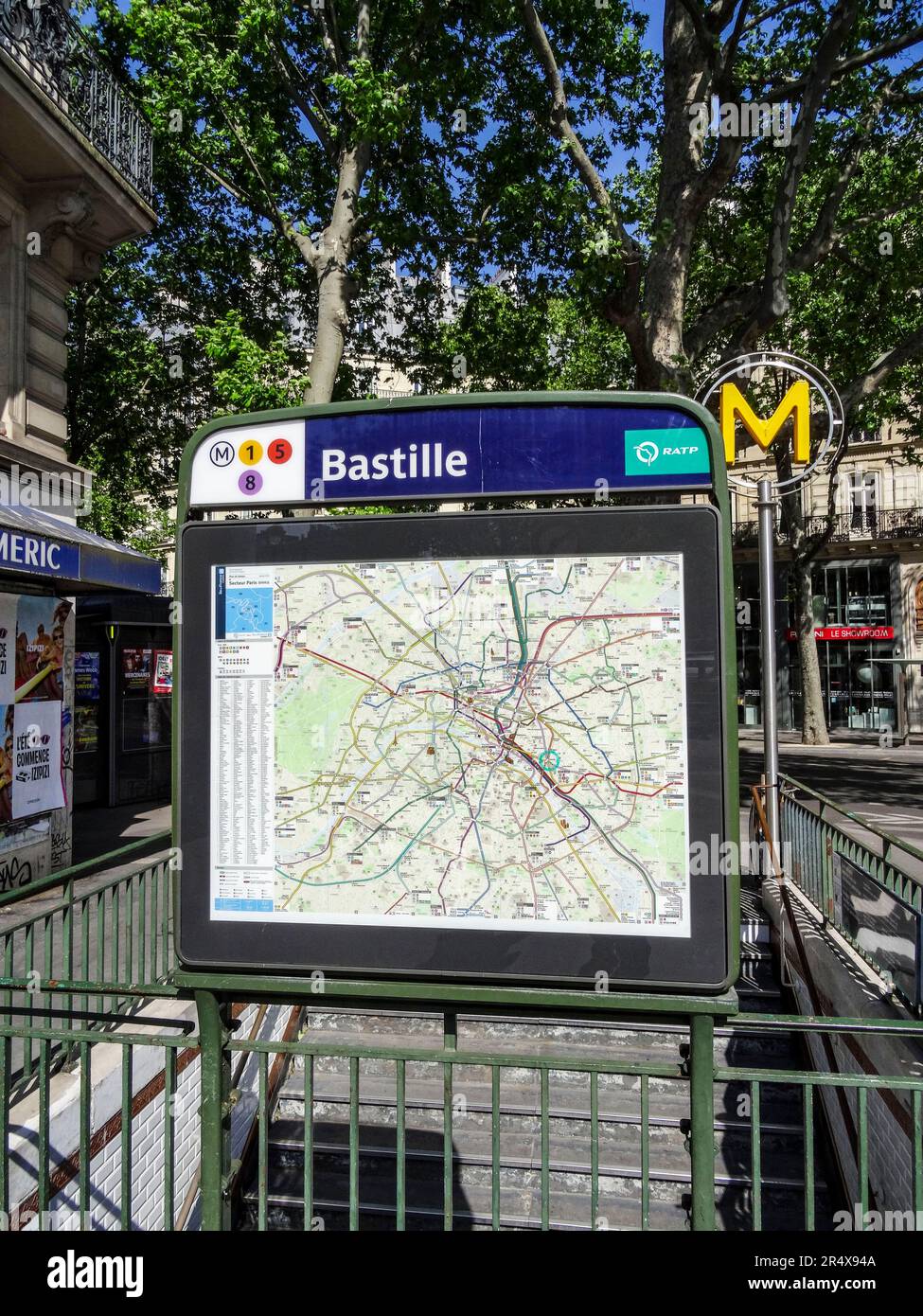 Spring in Paris, France, Europe. Street scenes from a sightseeing ...
